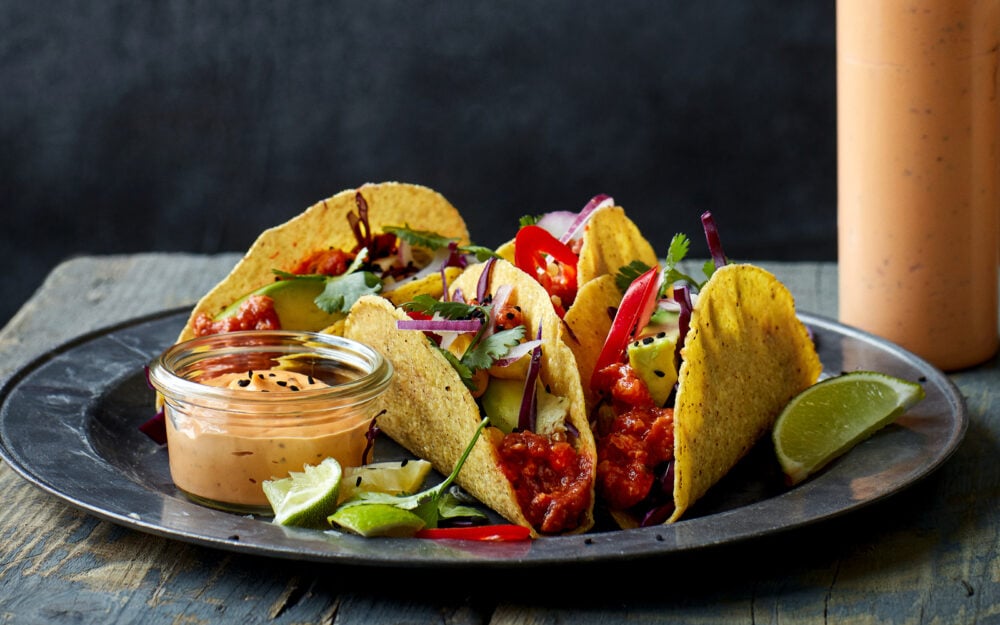 Tacos med salsasauce, avokado, lime og koriander - Food Solutions